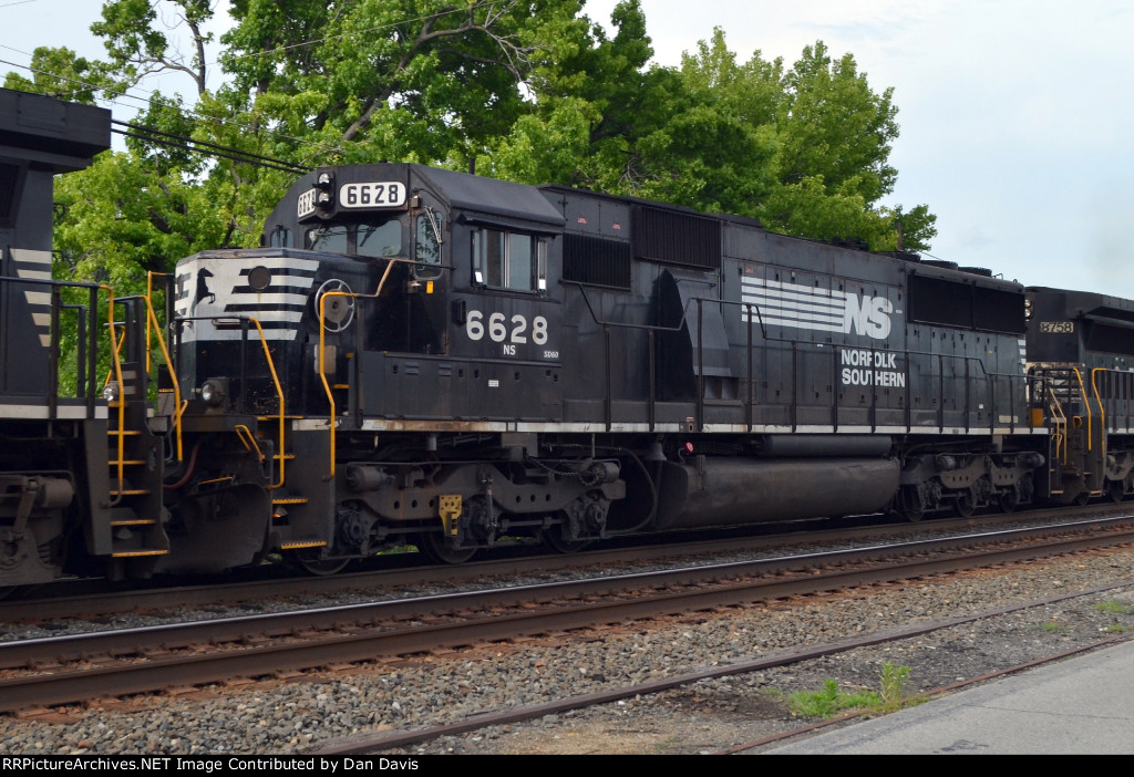 NS SD60 6628 second out on 35Q